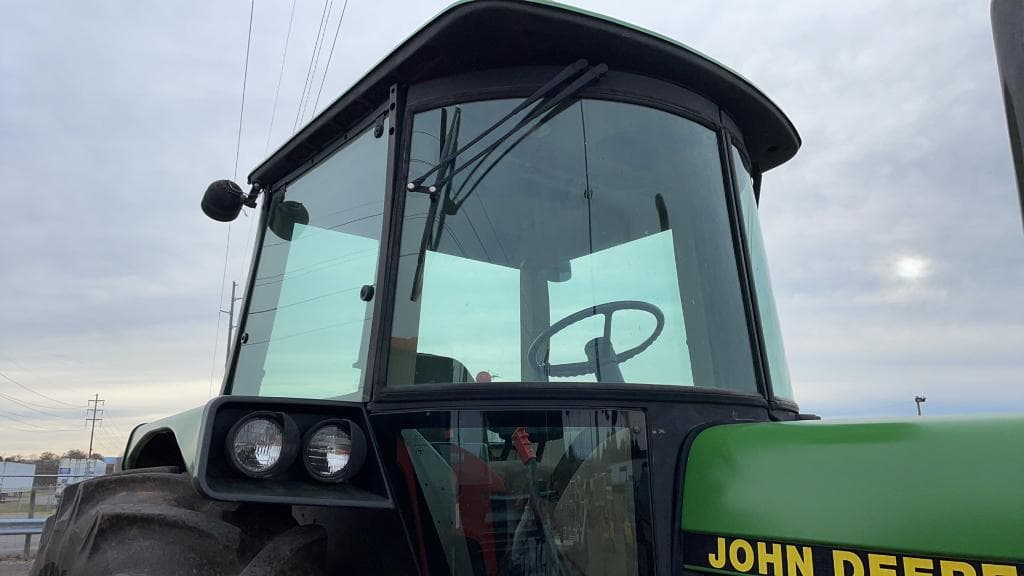 Tractor Zoom - John Deere 3055