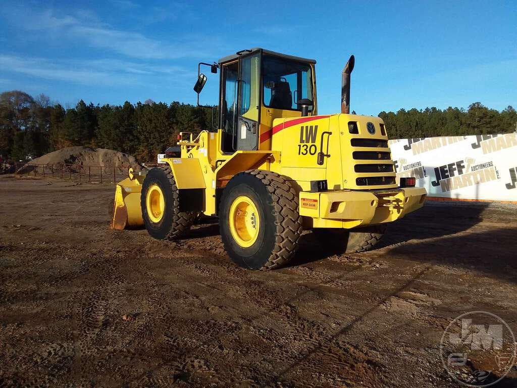 Tractor Zoom - 2001 New Holland LW130