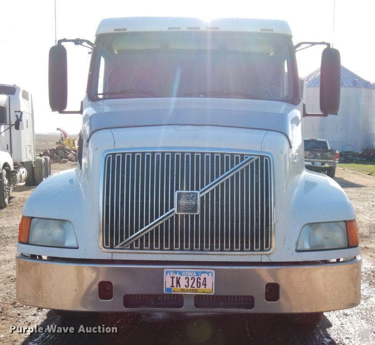 Tractor Zoom - 1999 Volvo VN