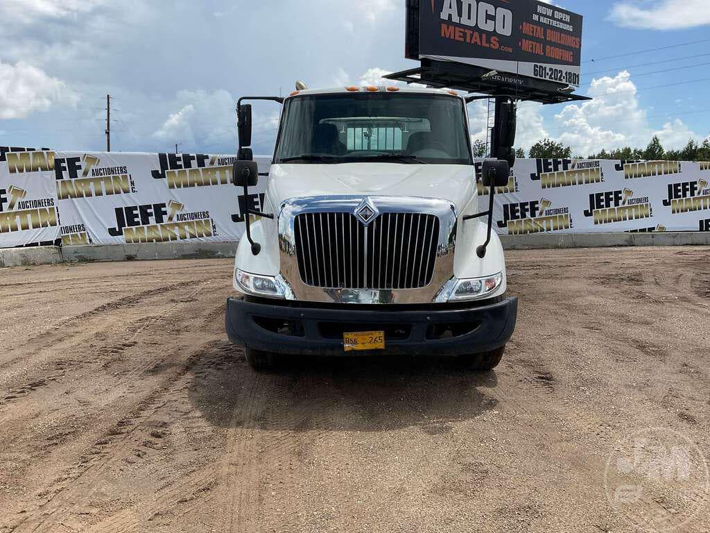 Tractor Zoom - 2009 International RF027