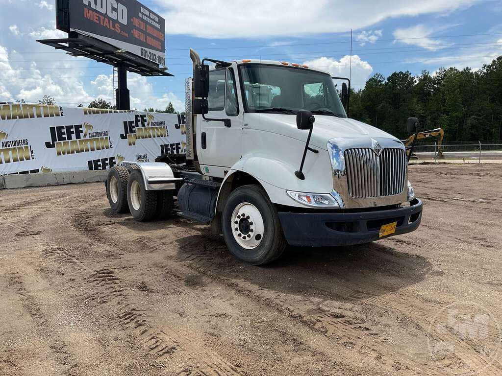 Tractor Zoom - 2009 International RF027