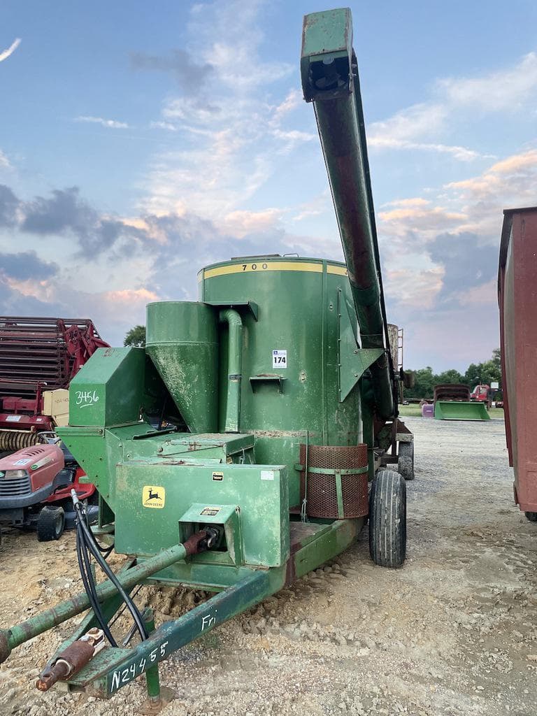 Tractor Zoom - John Deere 700