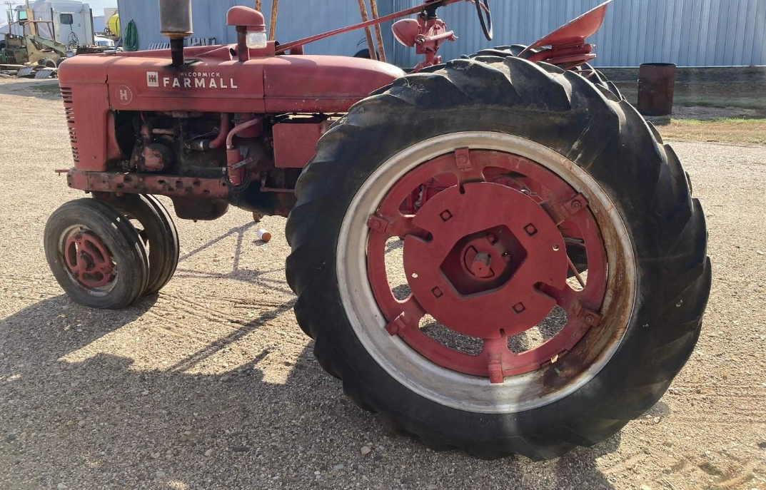 Tractor Zoom - 1948 Farmall H