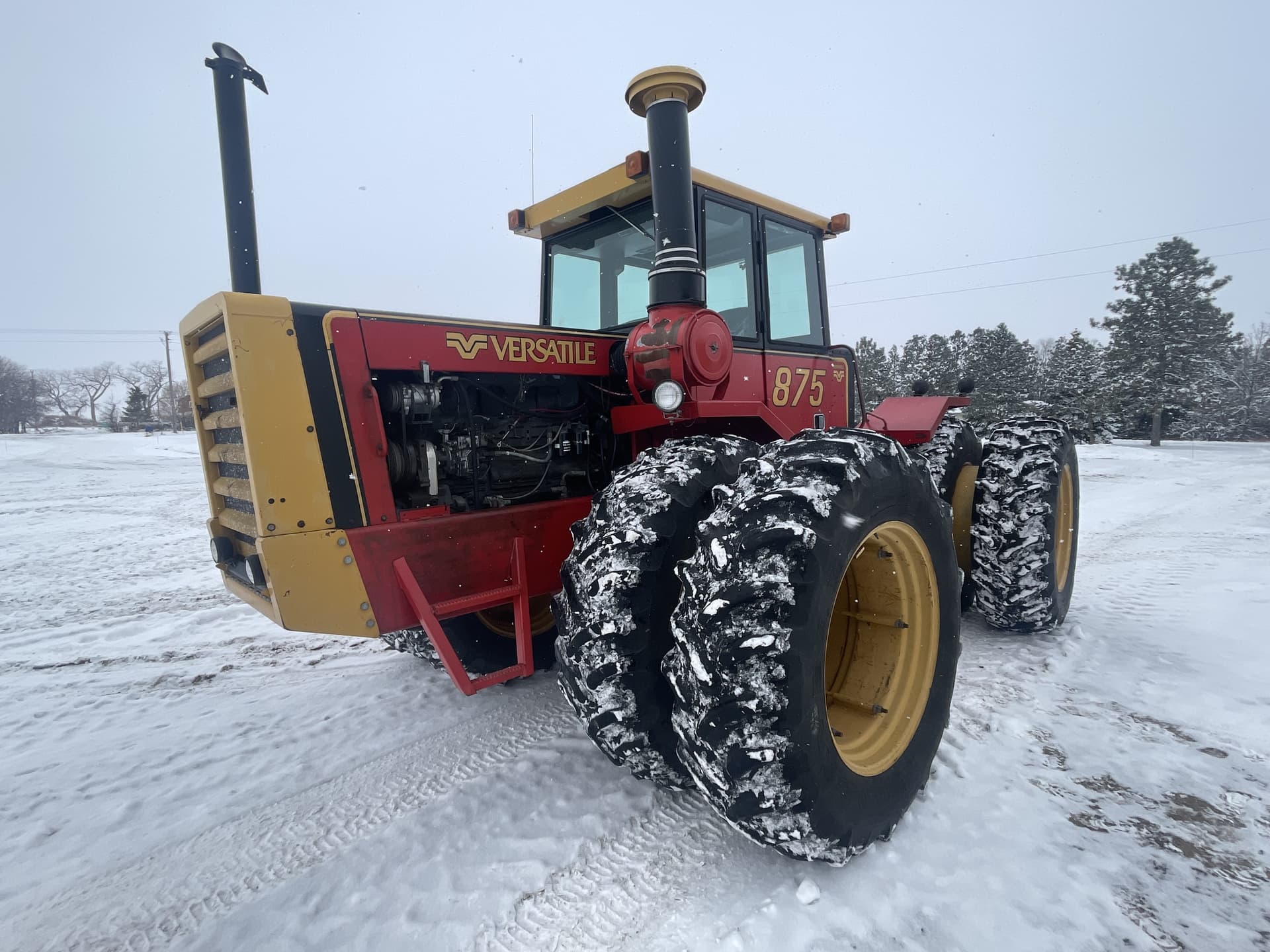 Tractor Zoom - 1984 Versatile 875