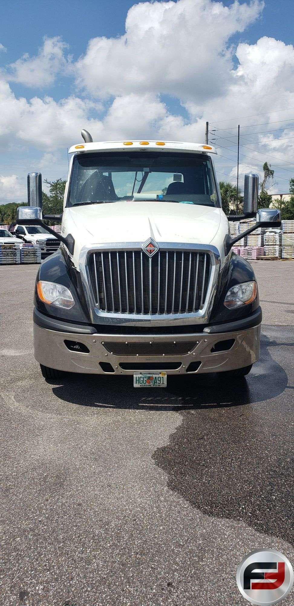 Tractor Zoom - 2017 International LF687