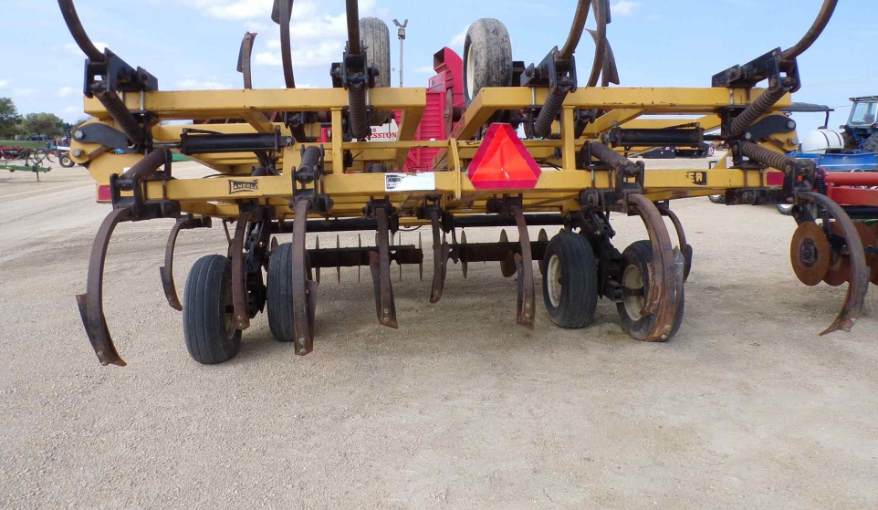 Tractor Zoom - Landoll Soil Master