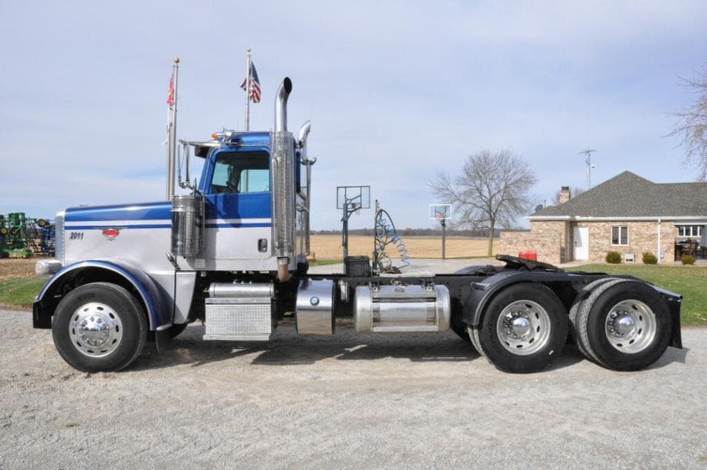 Tractor Zoom - 2011 Peterbilt 388