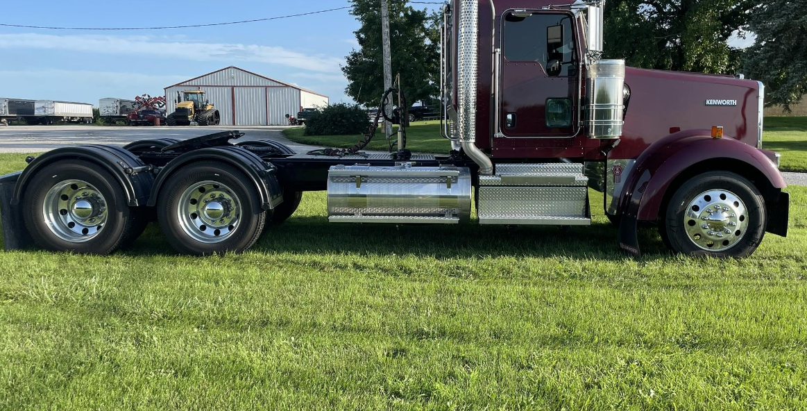 Tractor Zoom - 2023 Kenworth W900