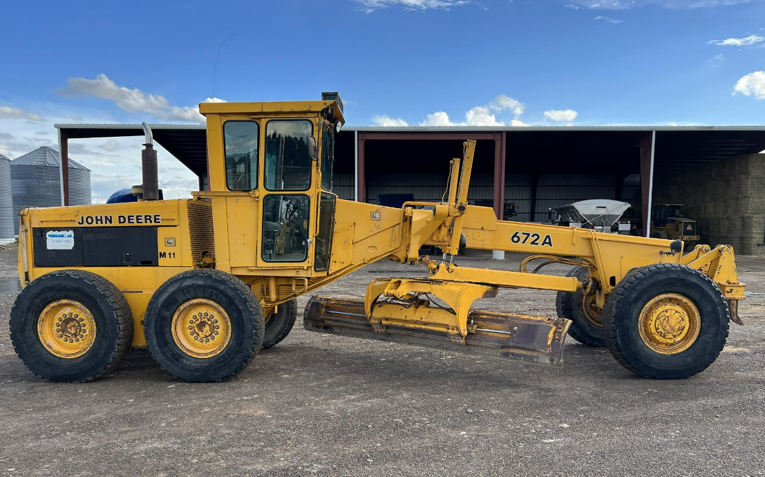 Tractor Zoom - 1984 John Deere 672A