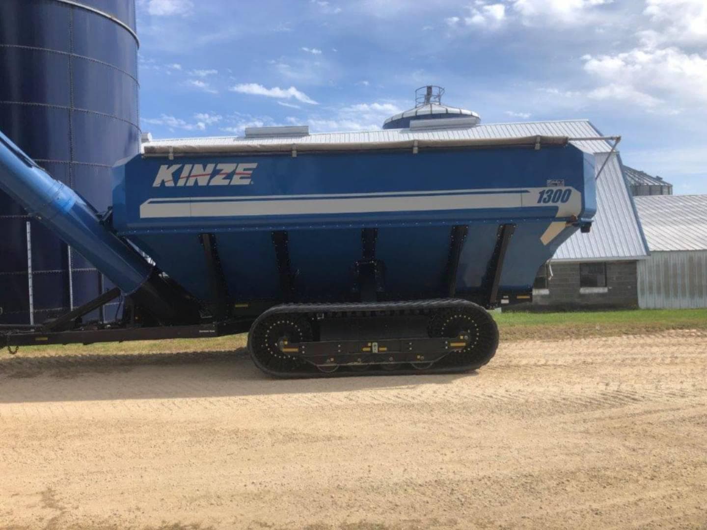 Tractor Zoom - 2012 Kinze 1300