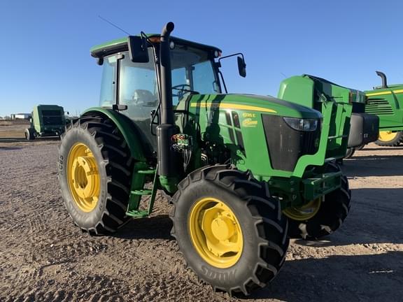 Tractor Zoom - 2020 John Deere 6135E