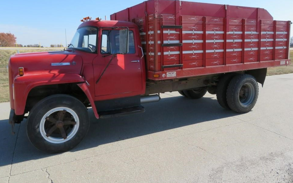 Tractor Zoom - 1975 International Loadstar 1700
