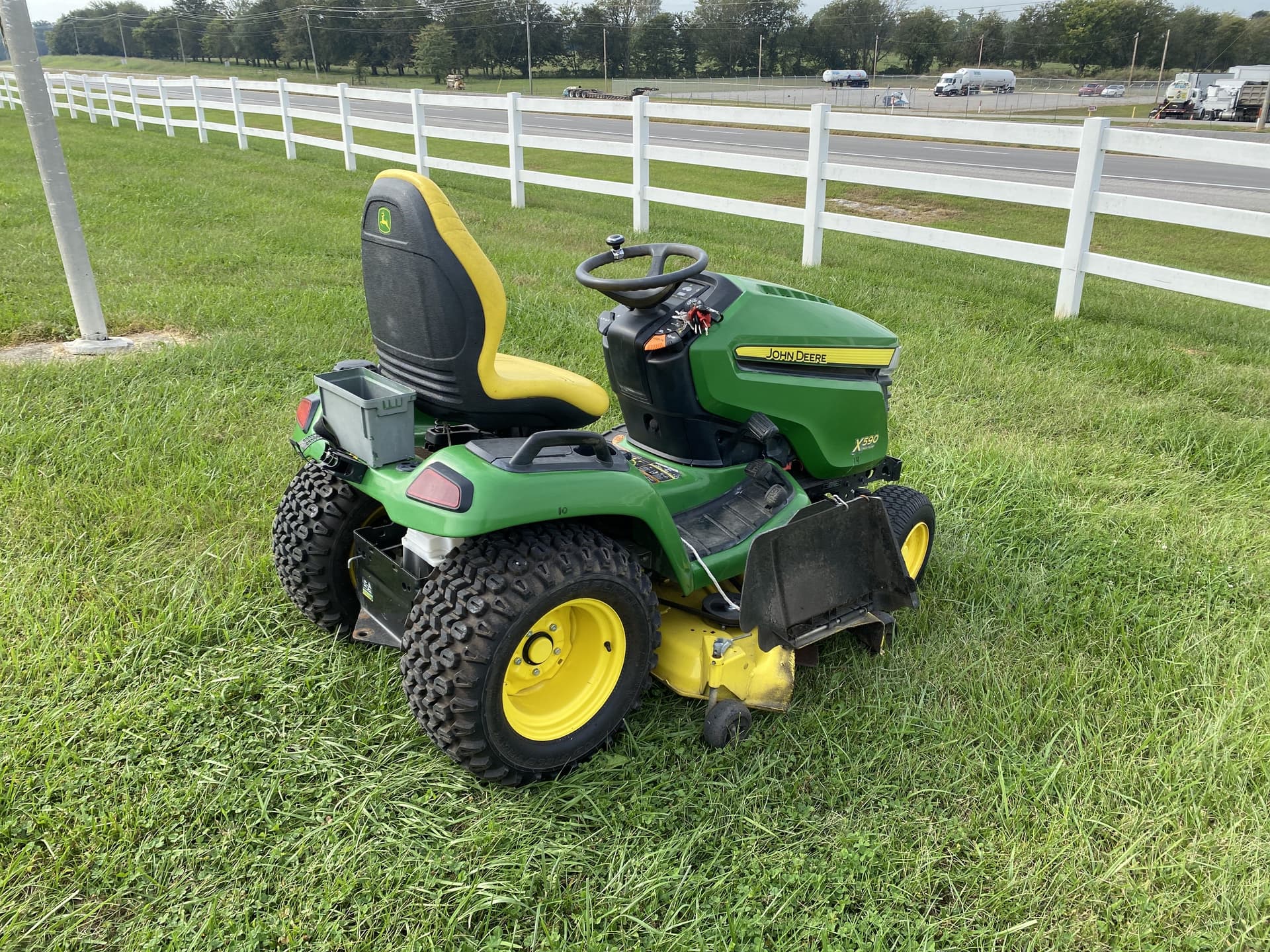 Tractor Zoom - John Deere X590