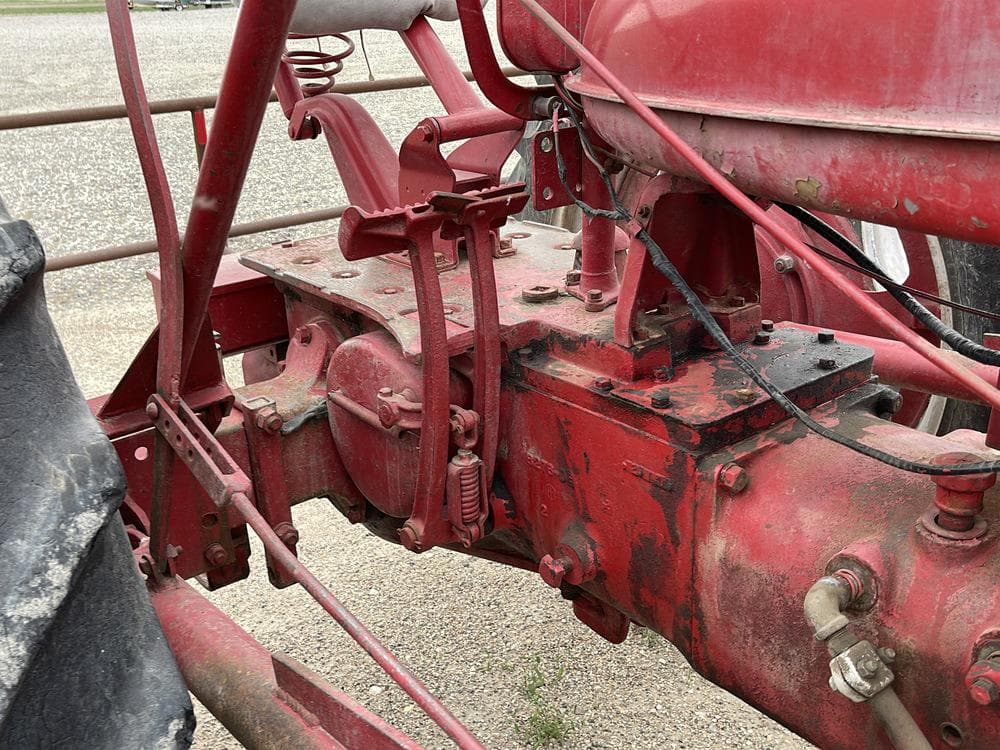 Tractor Zoom - 1943 Farmall H
