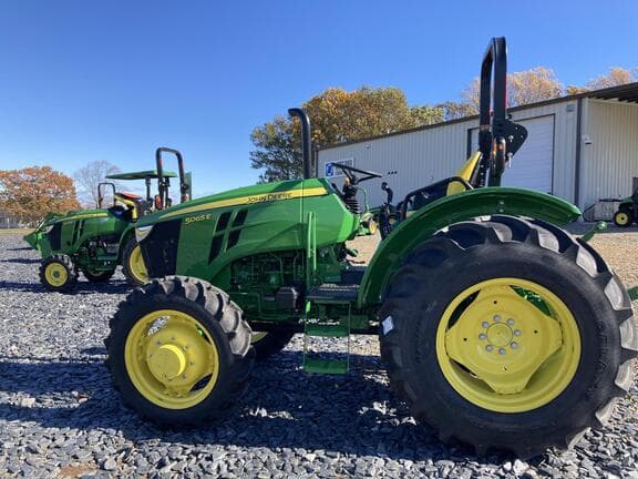 Tractor Zoom - 2021 John Deere 5065E