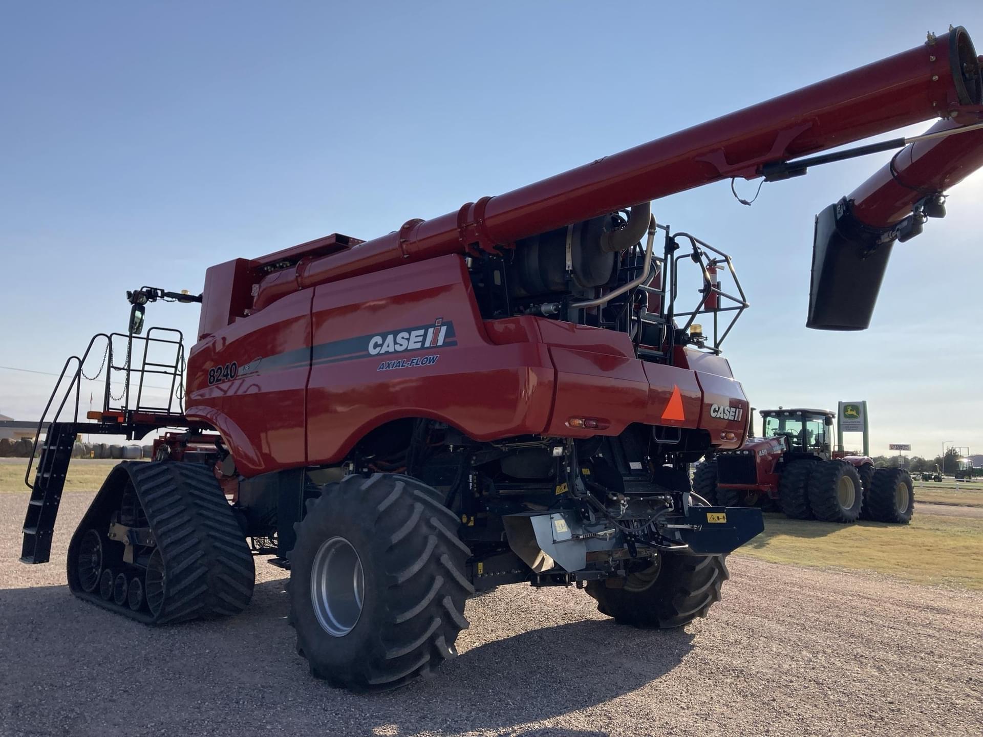 Tractor Zoom - 2017 Case IH 8240