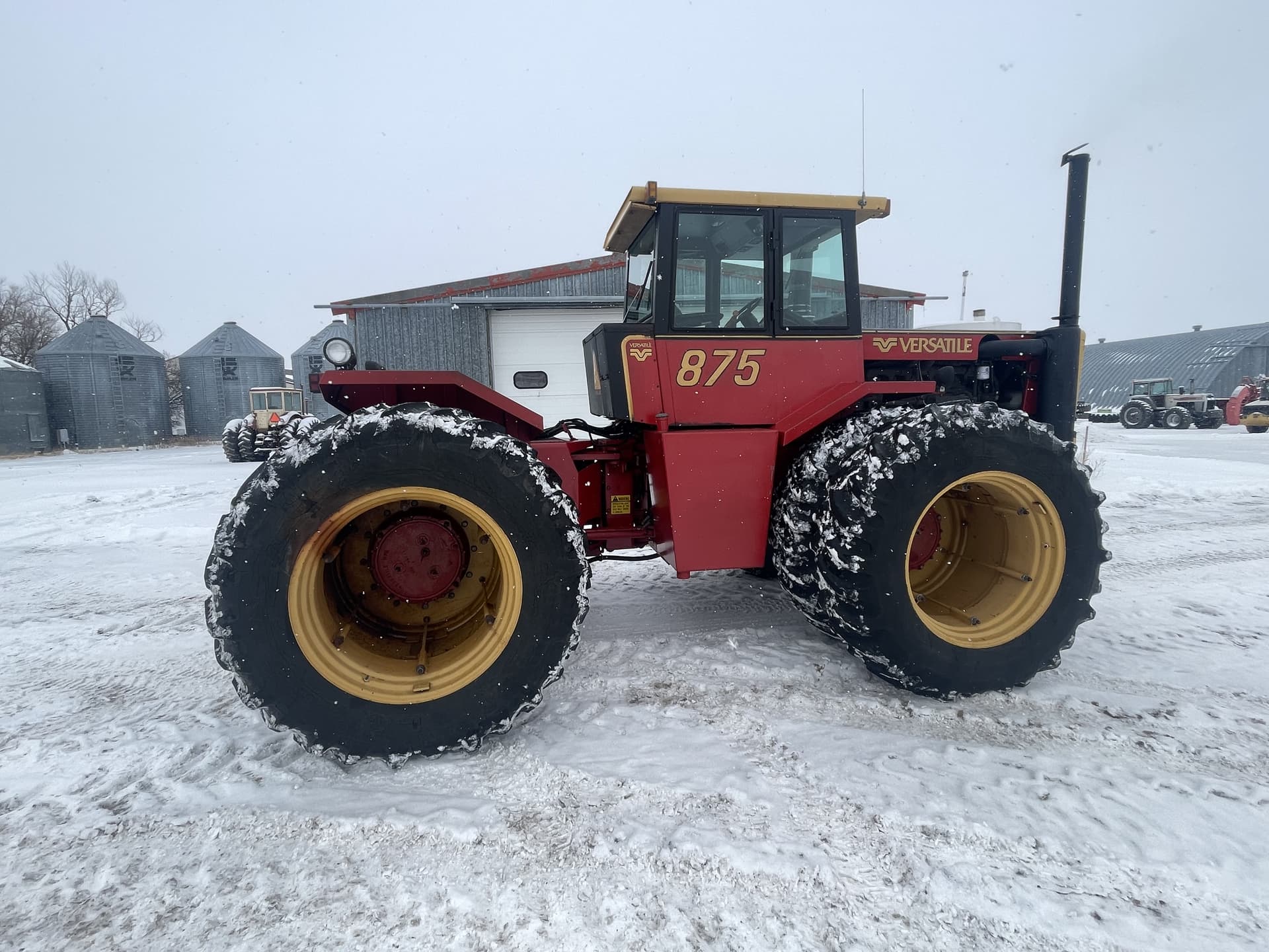 Tractor Zoom - 1984 Versatile 875