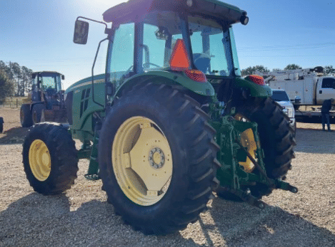 Tractor Zoom - 2013 John Deere 6115D