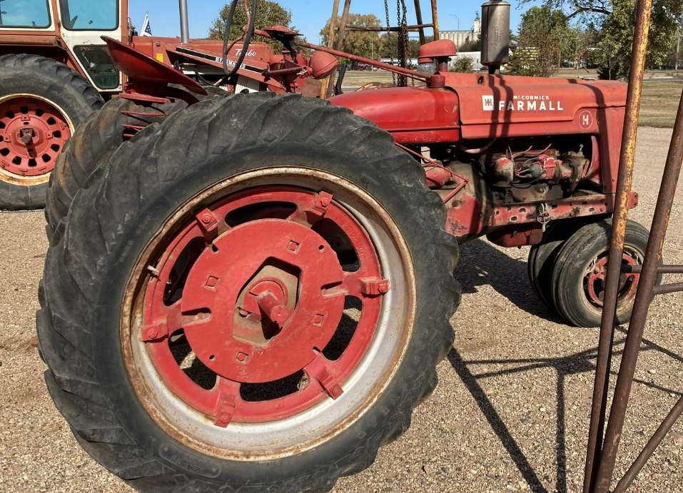 Tractor Zoom - 1948 Farmall H