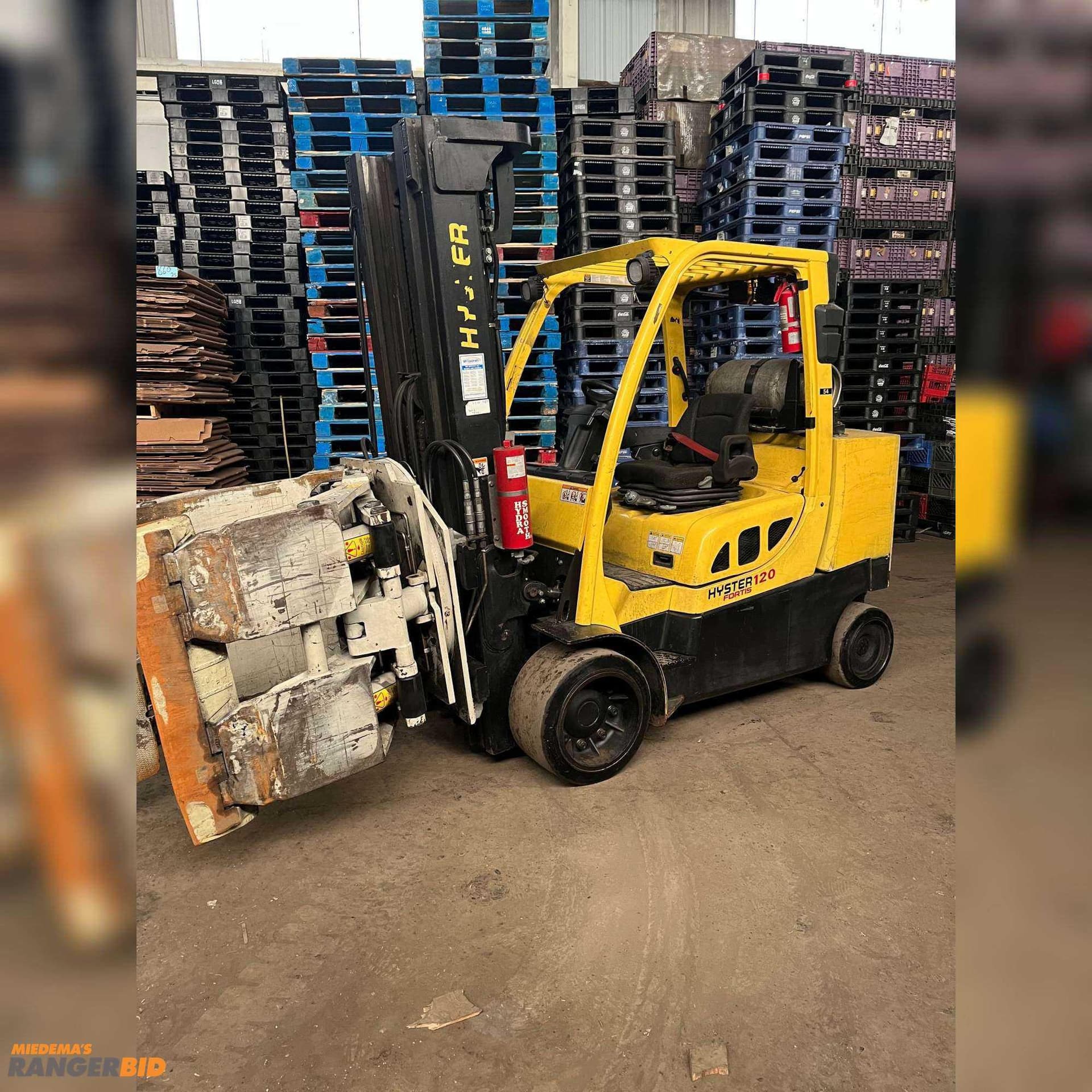Tractor Zoom - 2017 Hyster 120