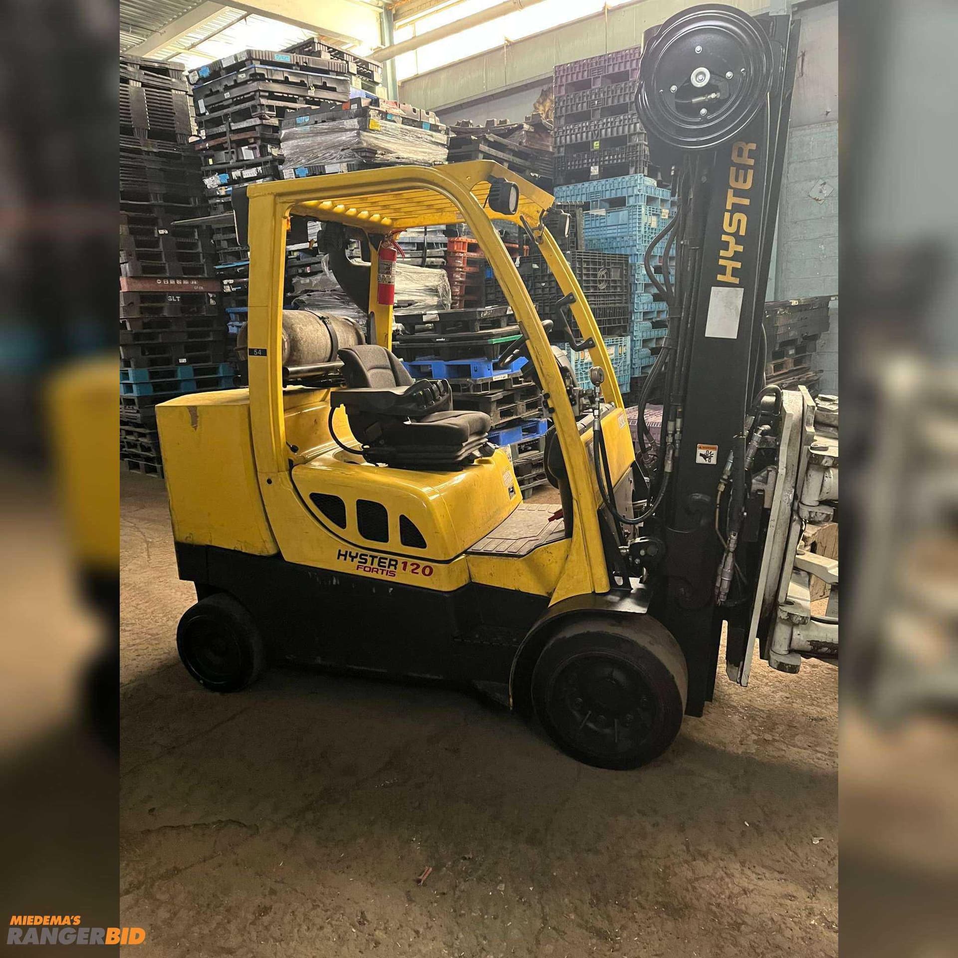 Tractor Zoom - 2017 Hyster 120