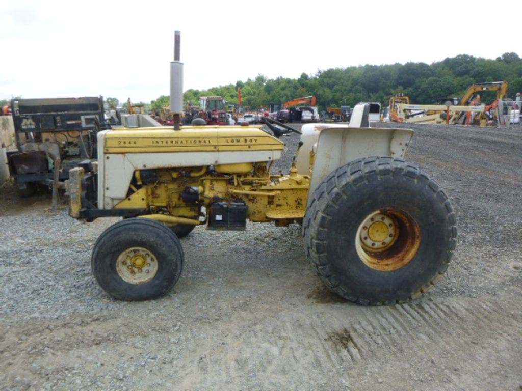Tractor Zoom - International Harvester 2444
