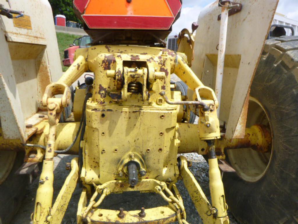 Tractor Zoom - International Harvester 2444