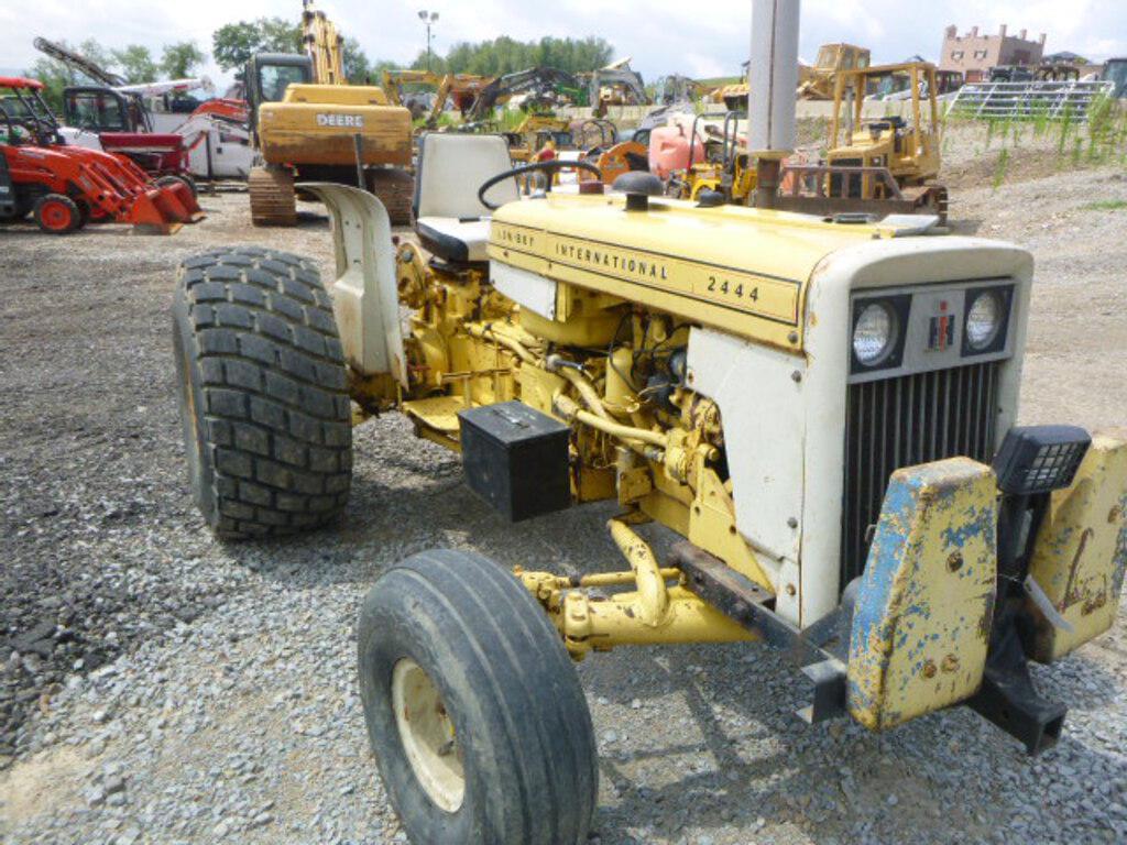 Tractor Zoom - International Harvester 2444