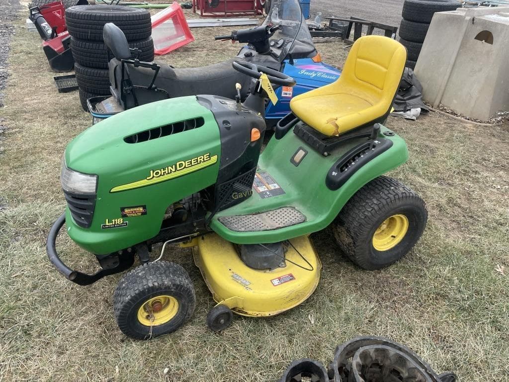 Tractor Zoom - John Deere L118