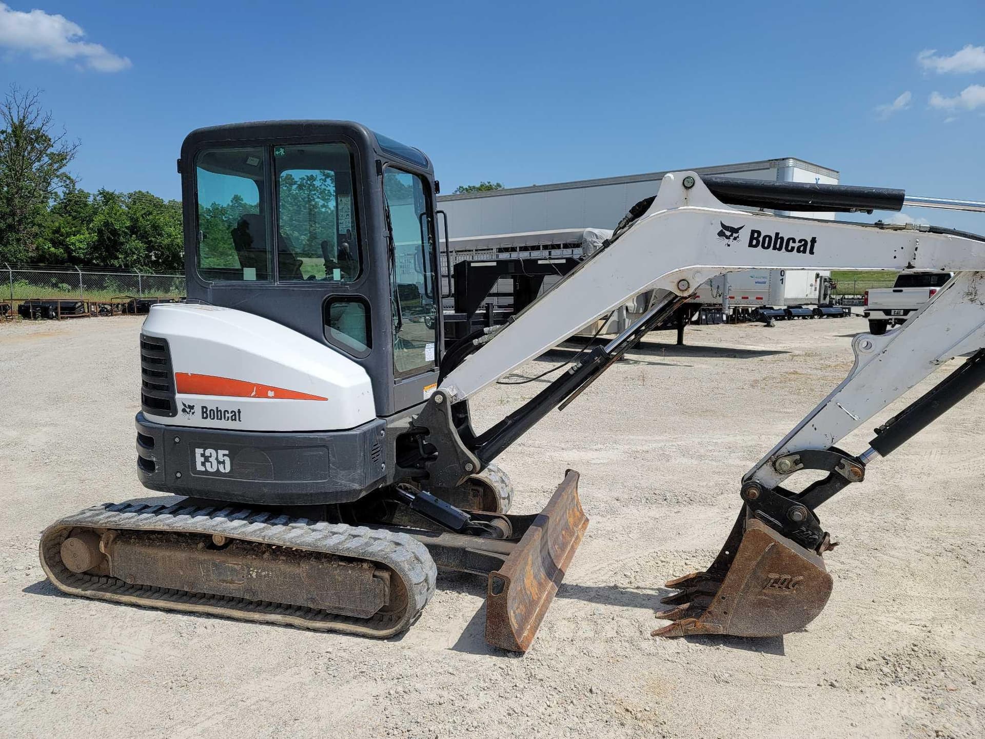 Tractor Zoom - 2014 Bobcat E35