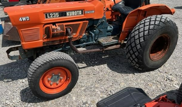 Tractor Zoom - Kubota L235
