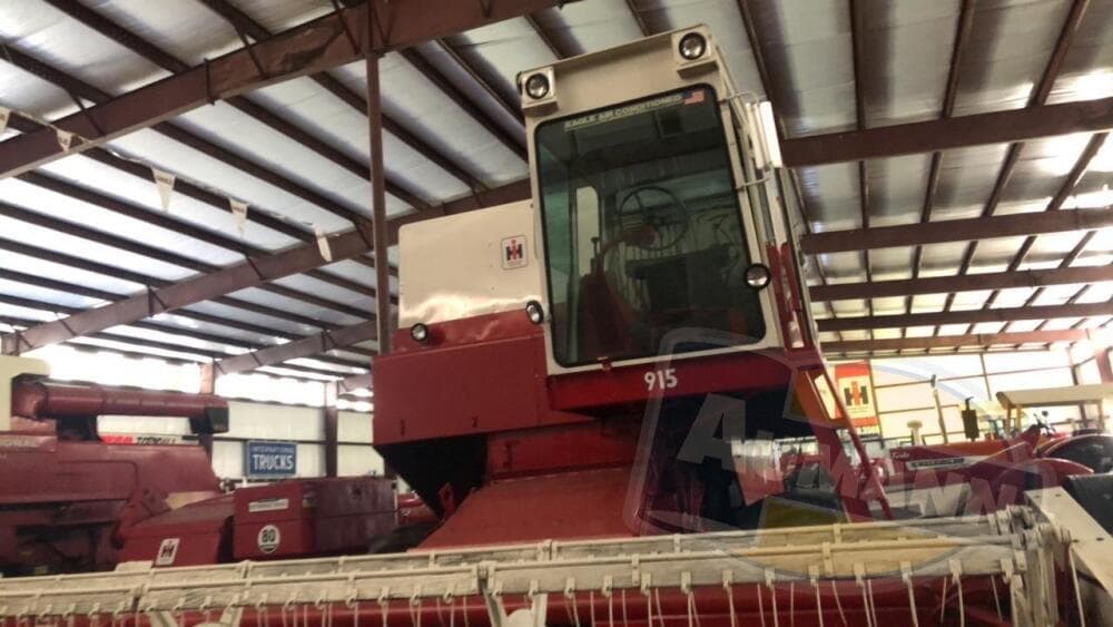 Tractor Zoom - International Harvester 915