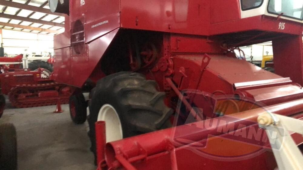 Tractor Zoom - International Harvester 915