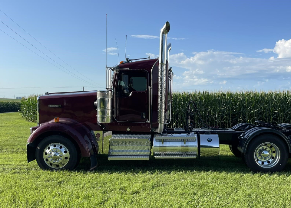 Tractor Zoom - 2023 Kenworth W900