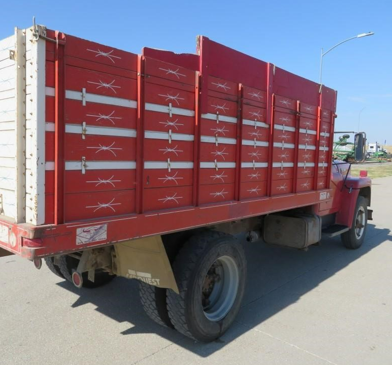 Tractor Zoom - 1975 International Loadstar 1700