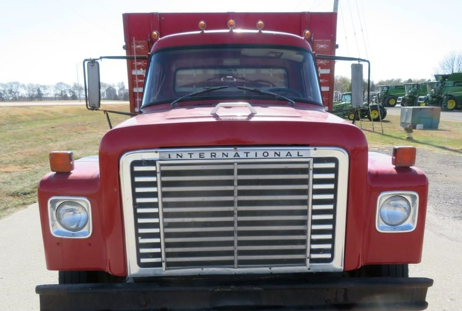 Tractor Zoom - 1975 International Loadstar 1700