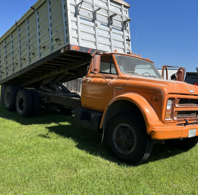 Tractor Zoom - 1971 Chevrolet C60