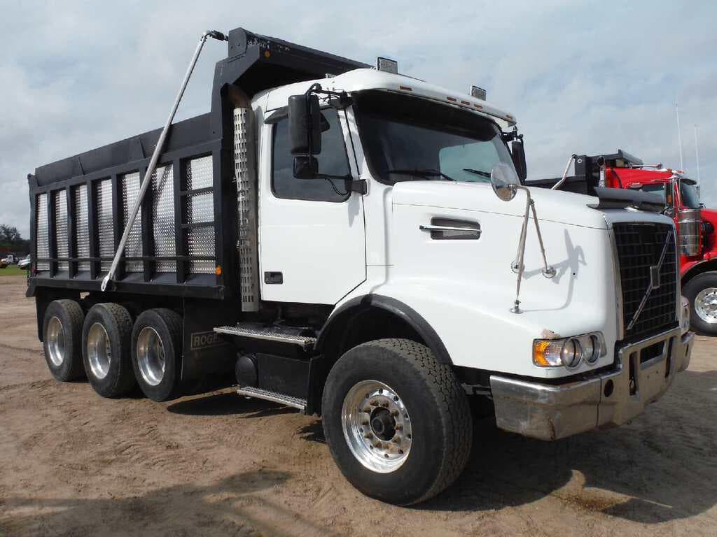 Tractor Zoom - 2006 Volvo VND