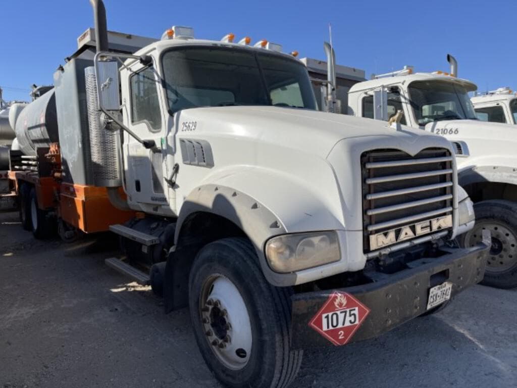 Tractor Zoom - 2009 Mack GU713