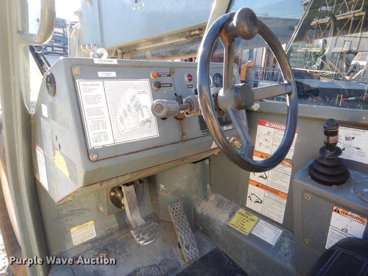 Tractor Zoom - 2005 Terex TH1056C