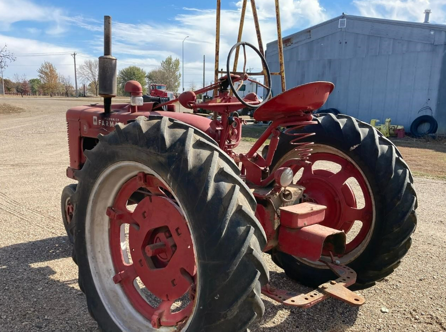 Tractor Zoom - 1948 Farmall H