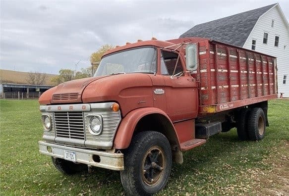 Tractor Zoom - 1967 Ford LN700